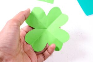 St. Patrick's Day shamrock craft for kids - The Purple Yarn