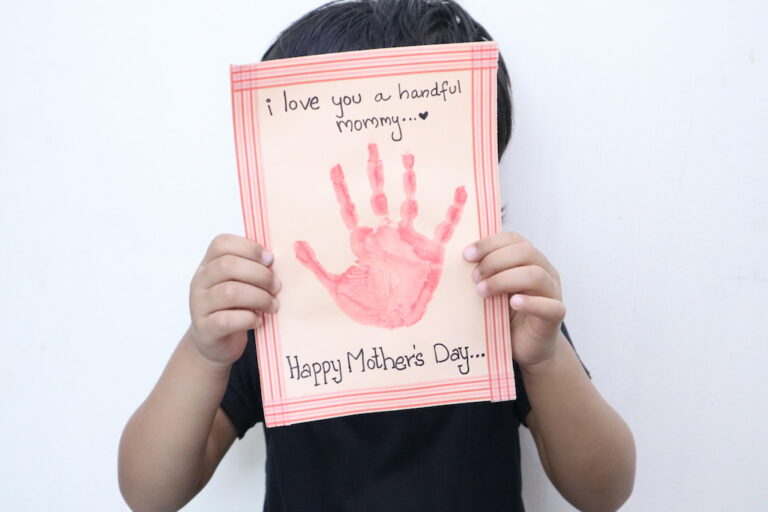 DIY Mother's day handprint card kids Can make - The Purple Yarn